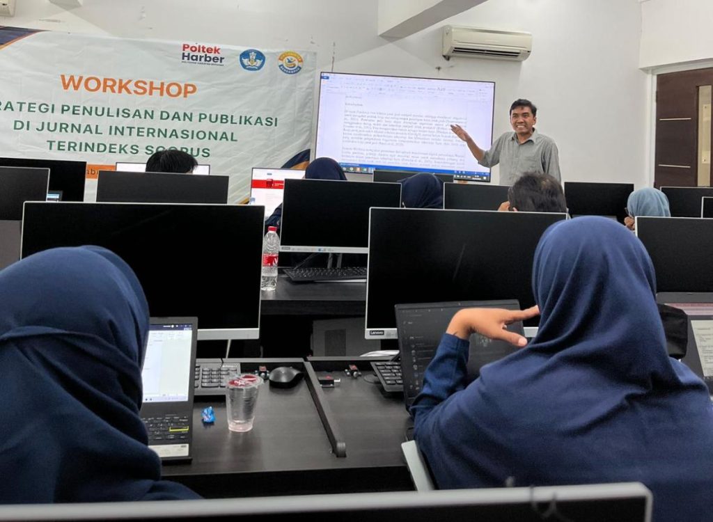 Diskusi Menyajikan Artikel Ilmiah di Politeknik Harapan Bersama Tegal ...